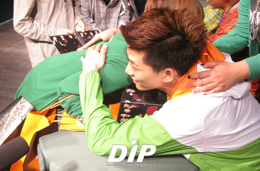 2PM, 팬 싸인회장 열기 후끈-NSP통신